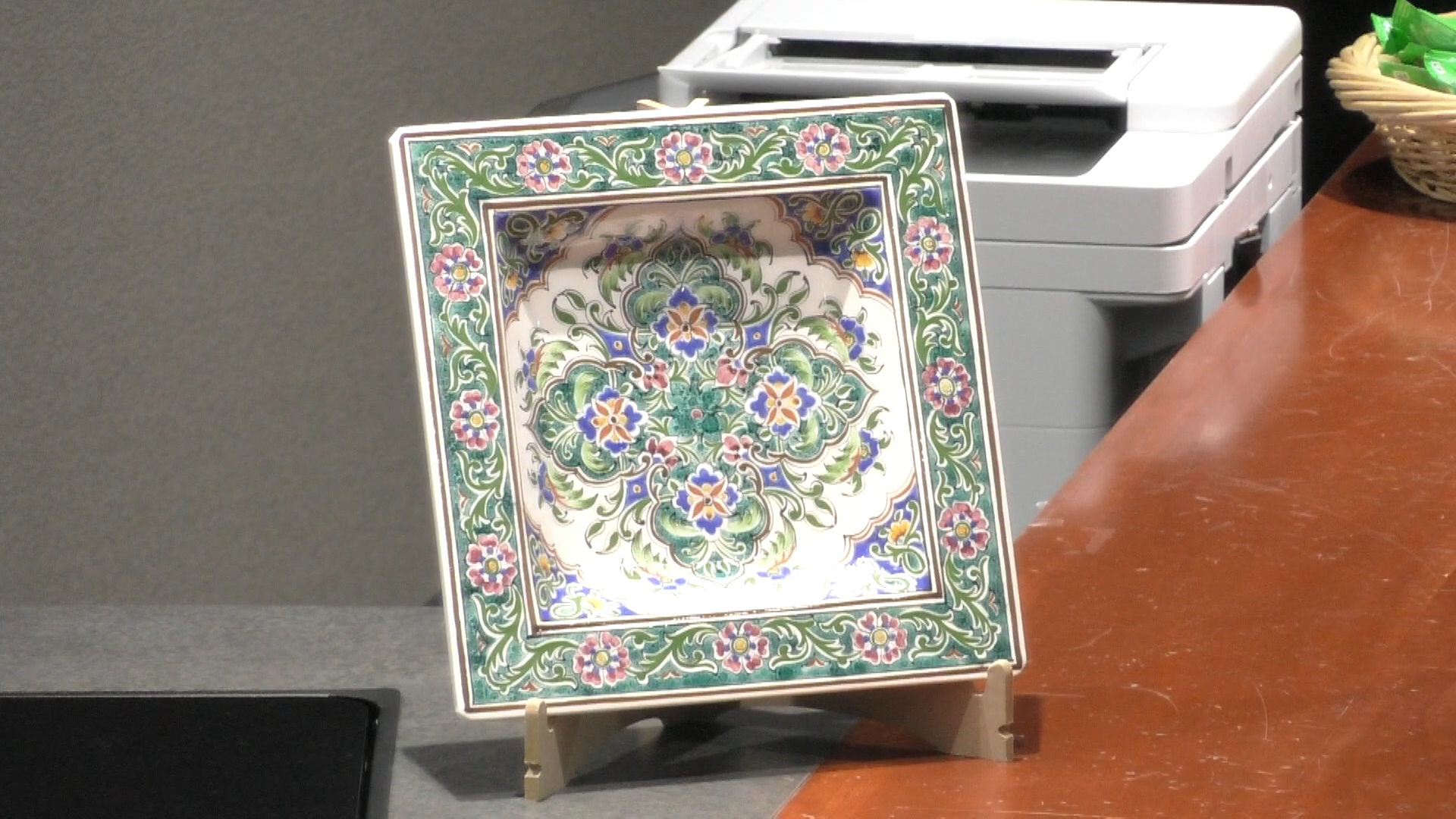 Algerian ambassador gives Lawrence a gift for supporting national team ...